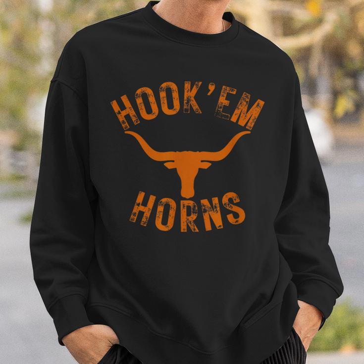 Hook'em Horns Classic Distressed Vintage Horns That Are Long Sweatshirt ...