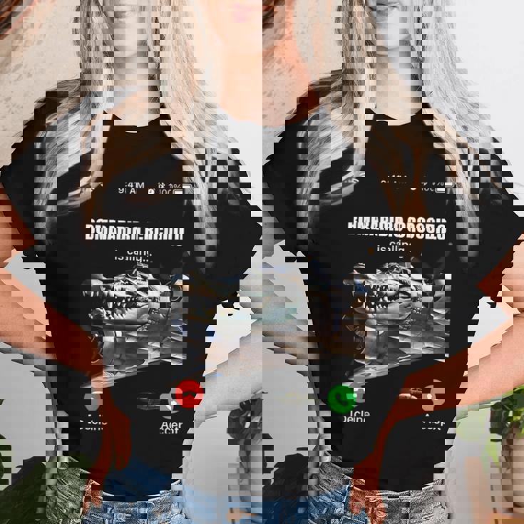 Bombardiro Crocodilo Está Llamando Italian Brainrot Meme Camiseta de ...